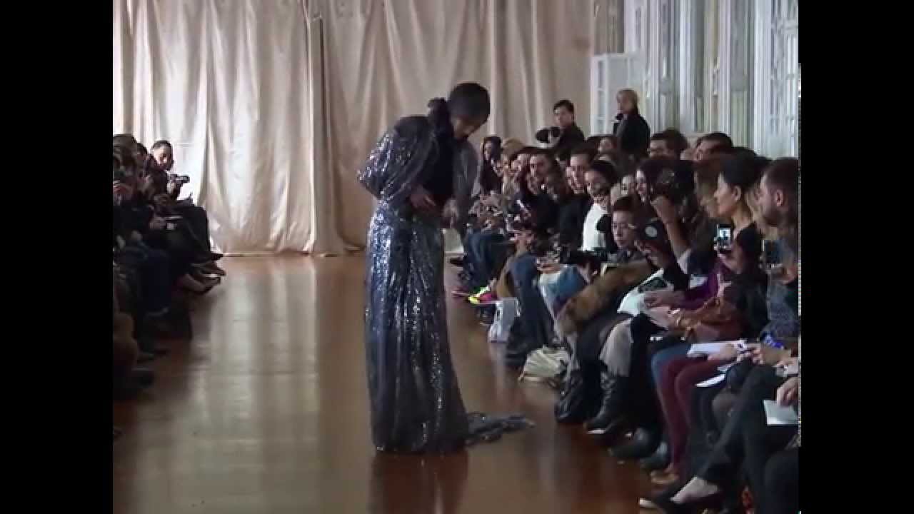 Model gets stuck in her dress during Corrie Nielsen Fall/Winter 2014-15 ...