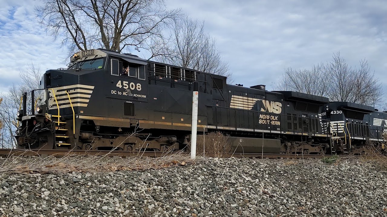 (GIRL POWER!!!) as NS 4508 heads off! Martin, OH 11/9/24 - YouTube