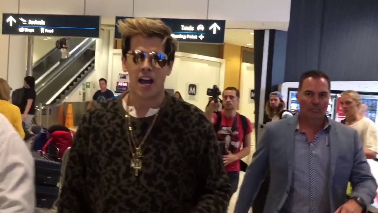 Milo Yiannopoulos arrives into Australia - YouTube