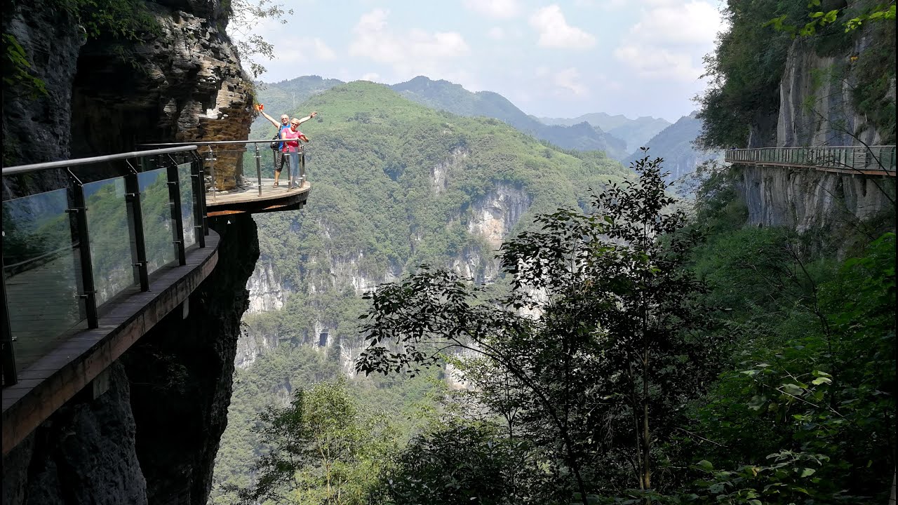 China - dangerous and adrenaline-filled places, glass and suspended ...