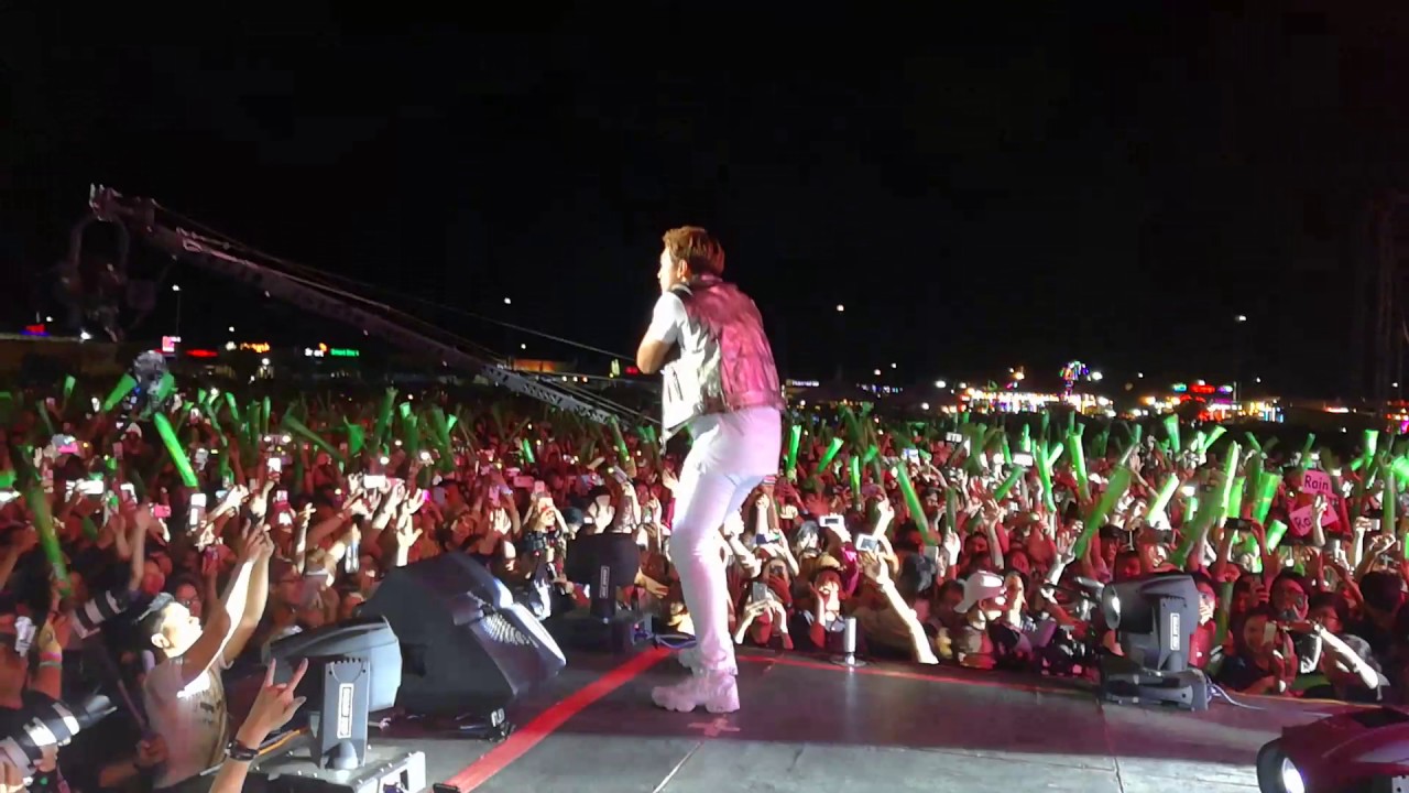 La Song - Rain Bi at Smart Mega Concert @ Koh Pich - YouTube