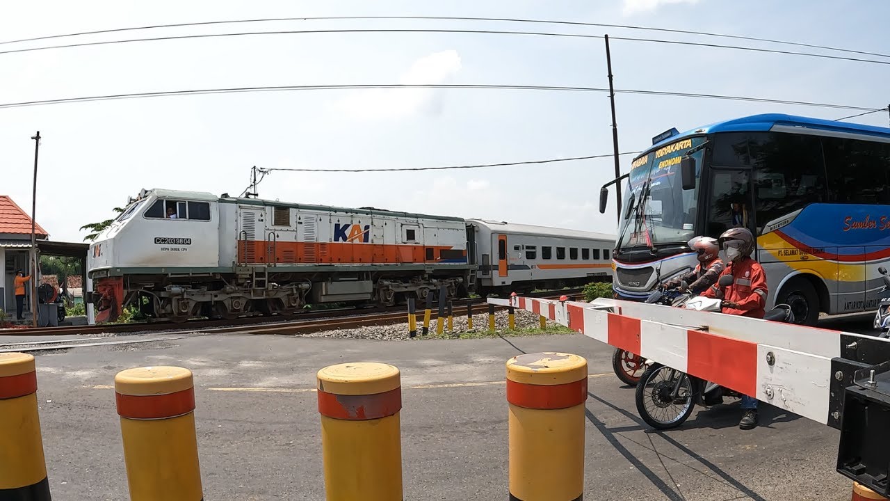 Kereta Api Indonesia - Jalur Lintas Provinsi Di Lewati Kereta api ...
