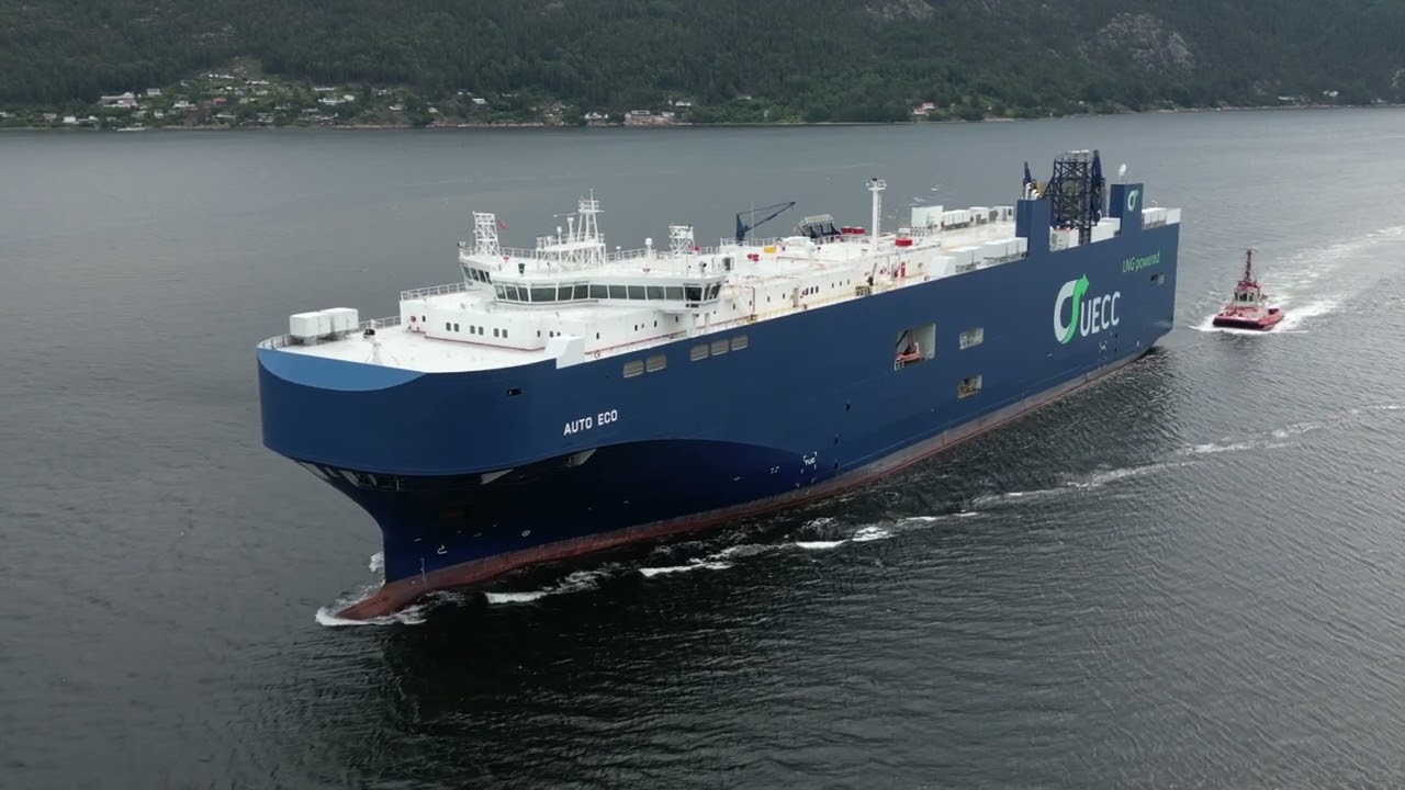«Auto Eco» (181/32) approaching Svelvik narrows enroure to Drammen ...