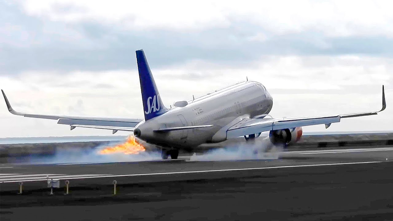 Hard Landing Breaks Plane - YouTube