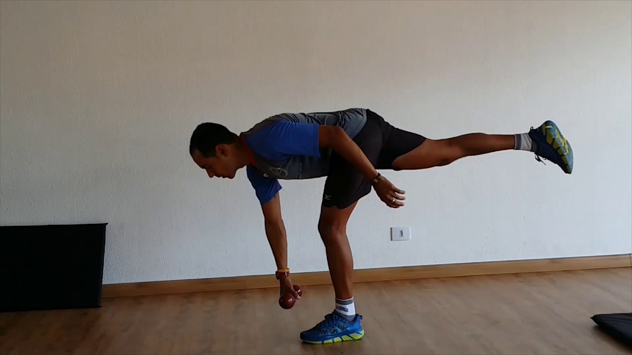 Treinamento de força: Stiff unipodal contralateral com halter - YouTube