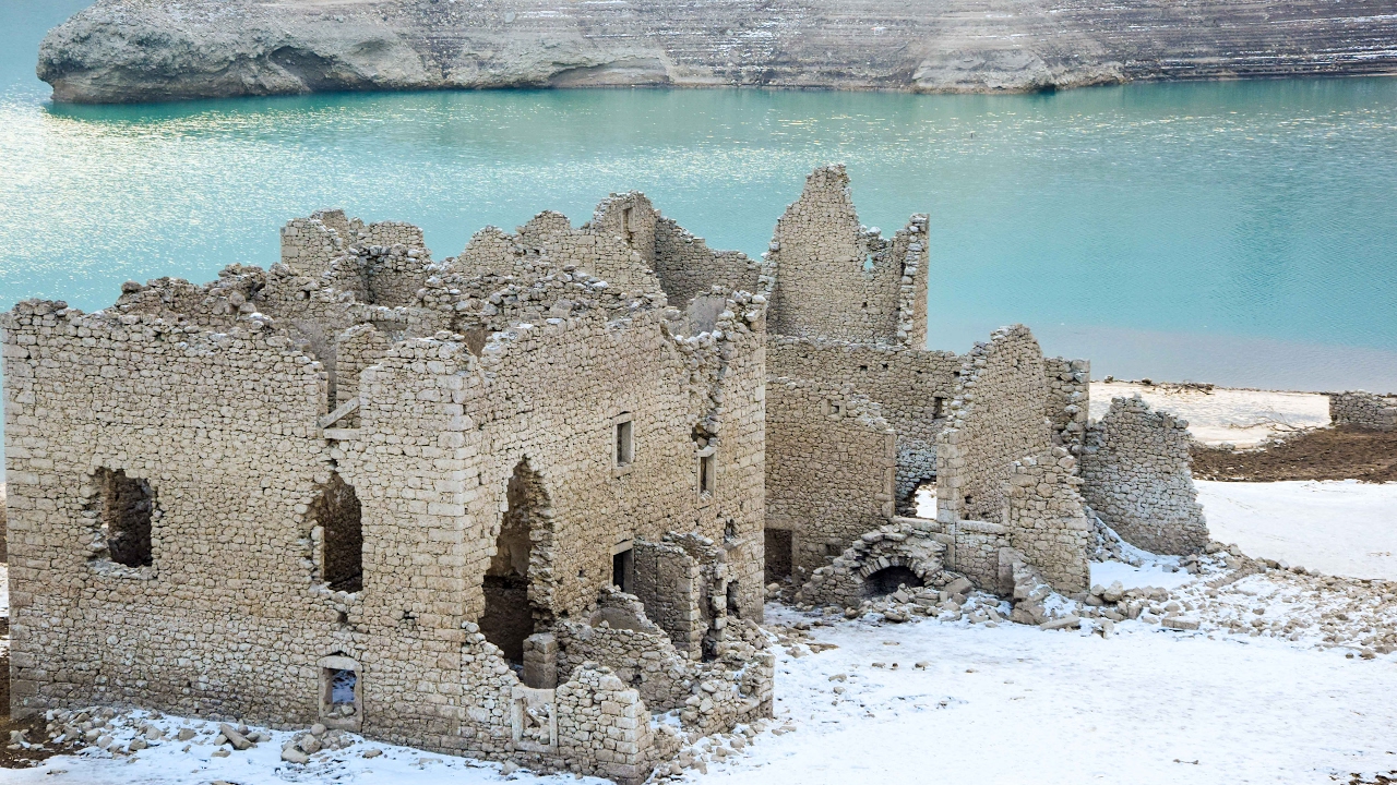 Riaffiora il borgo di Movada - Lago di Redona | Gennaio 2017 - YouTube