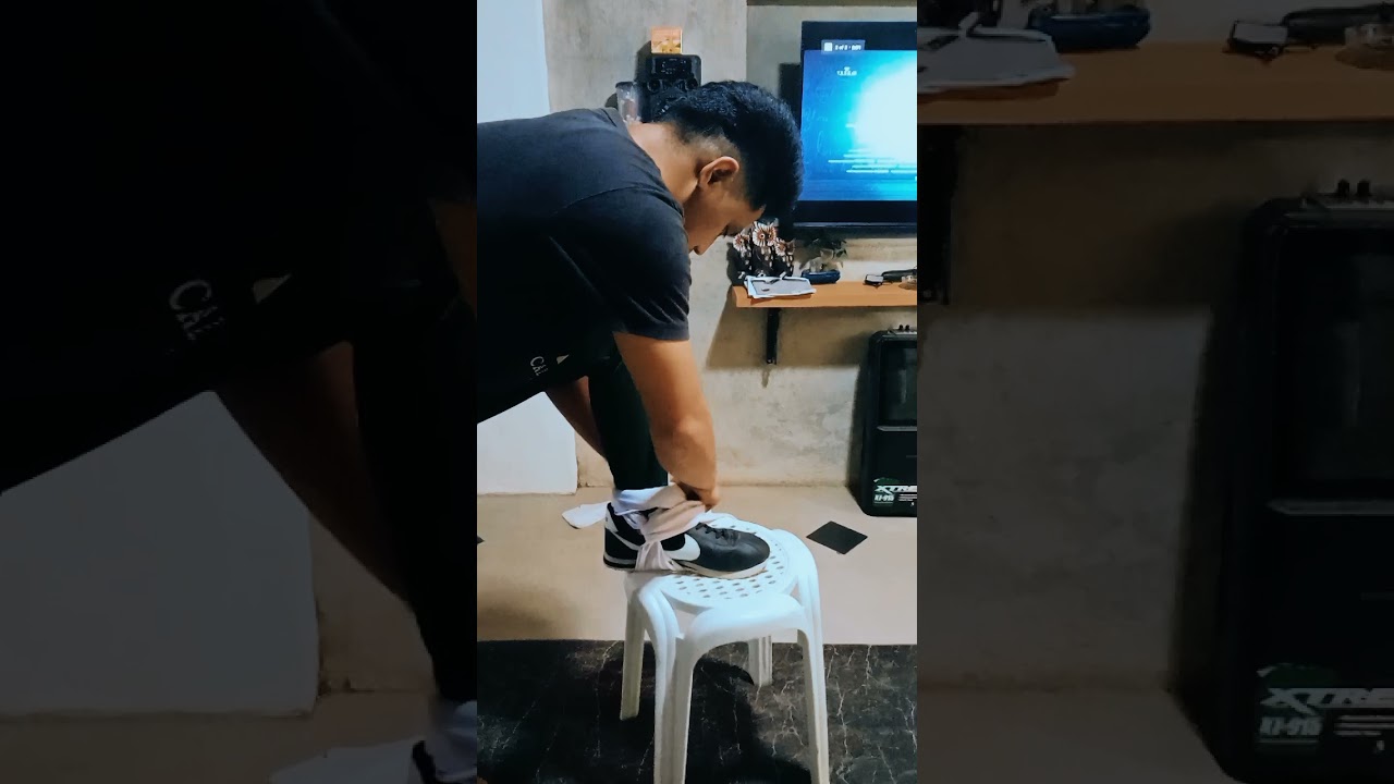 triangular bandage - ankle sprain (with shoe) - YouTube