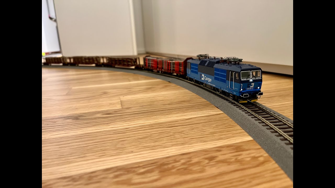 Br 372 CD Cargo mit langen Einzelwagenzug/ Class 372 CD Cargo with ...