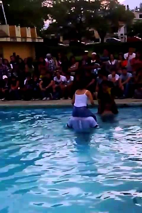 Women's fight in the pool - YouTube