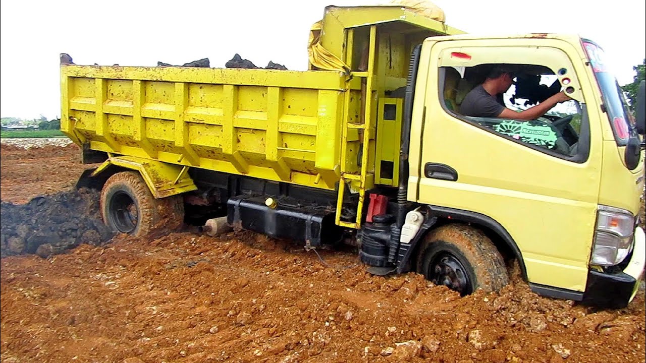 Dump Truk Muatan Cadas Amblas Parah‼️Dump Truk Jomplang Muatan// Damp ...