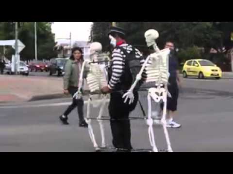 Las calaveras salen de su tumba - YouTube
