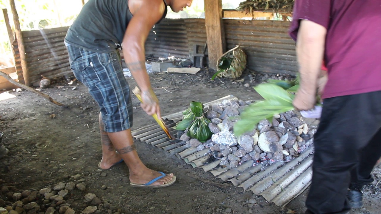 Samoan Cooking: Lima and Misimoa Making the Umu - YouTube