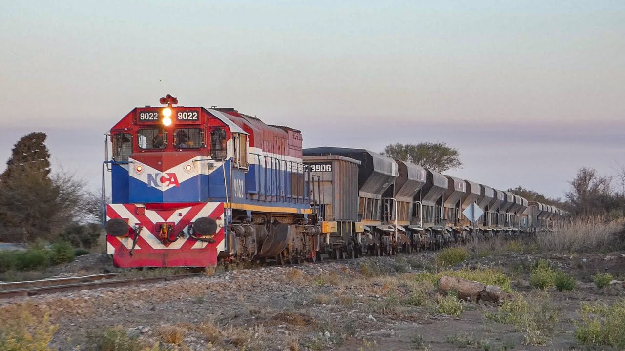 EMD GT22 9022 NCA con un largo tren vacio de Tolvas Mineras - YouTube