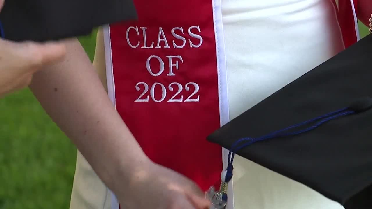 Graduating college seniors prepare to enter workforce amid rising ...