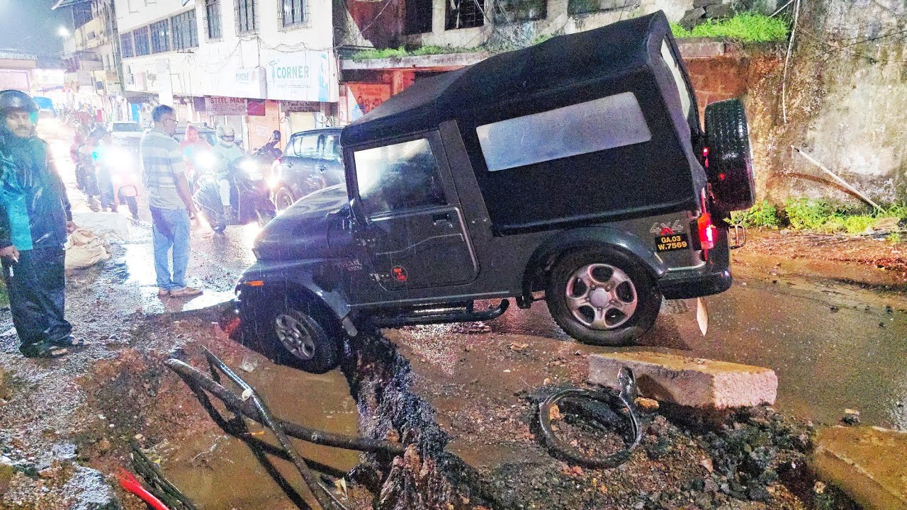 Accident: Thar Falls into Uncovered Road Pit in Mapusa! - YouTube