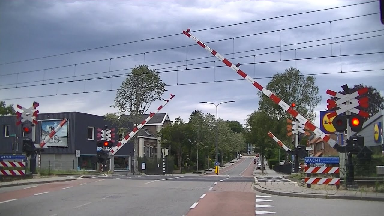 Spoorwegovergang Velp // Dutch railroad crossing - YouTube