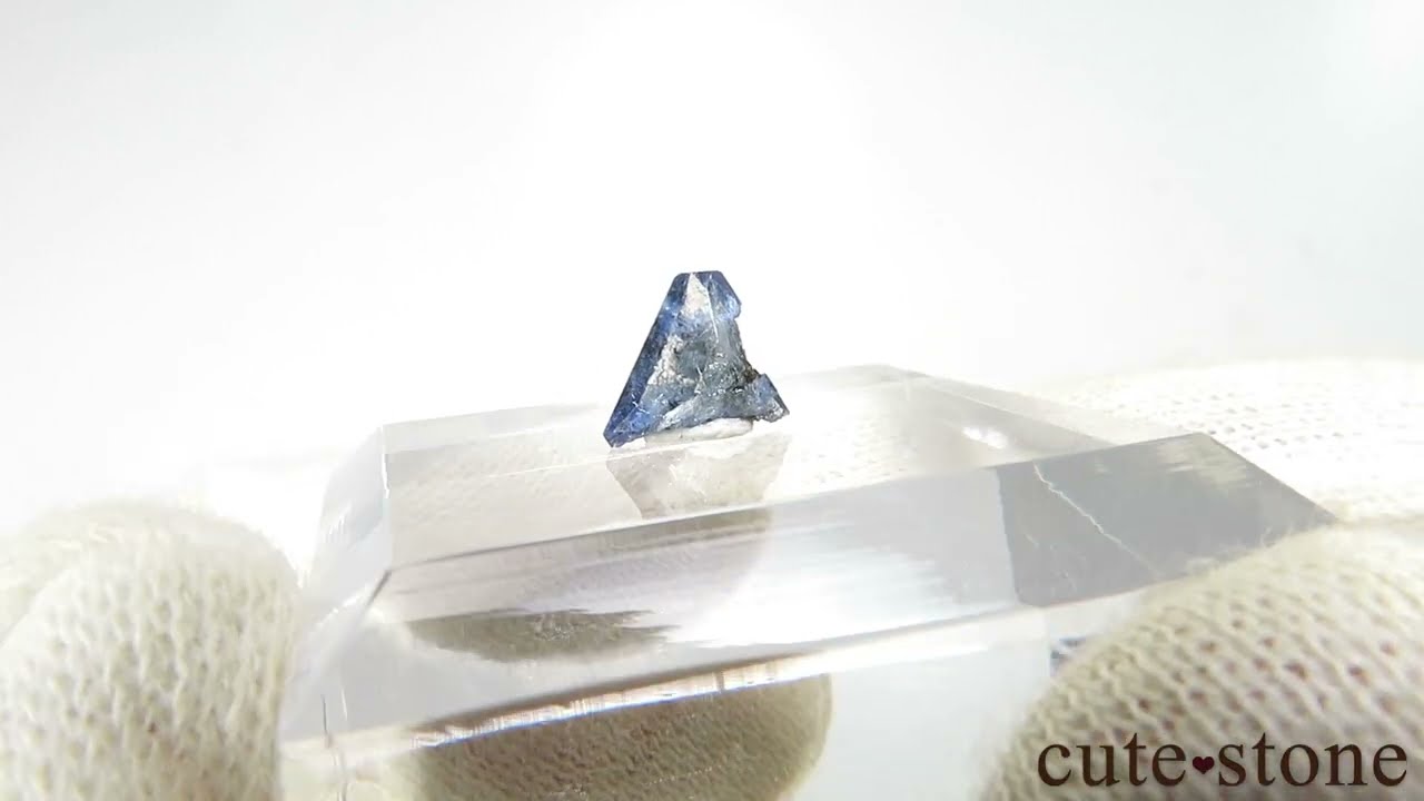 カリフォルニア California State Gem Mine産 ベニトアイトの原石 No.133 - YouTube