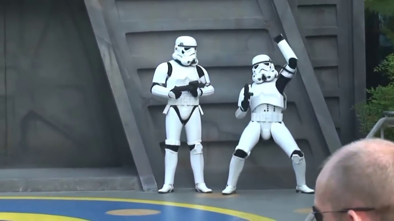 Stormtroopers dancing - YouTube