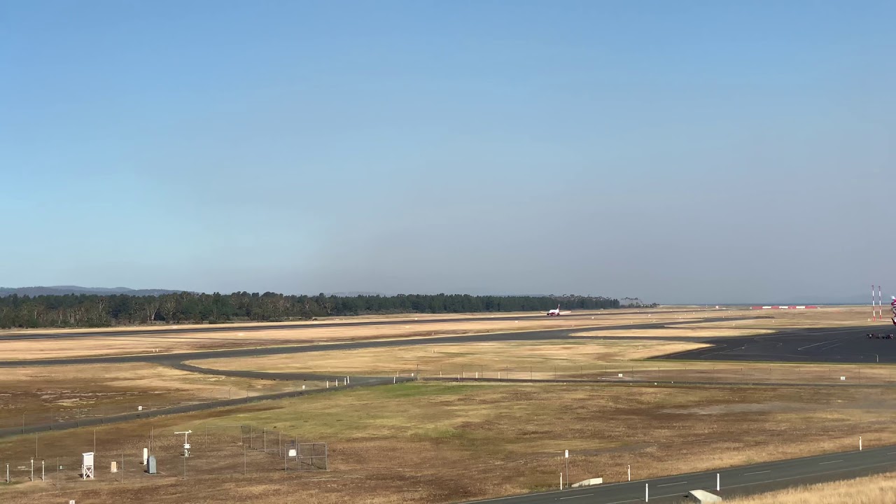 Coulson 737 Fireliner take off Hobart 28 January 2019 N137CG - YouTube