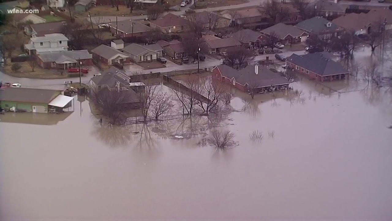 Rising water flooding homes in Rockwall - YouTube