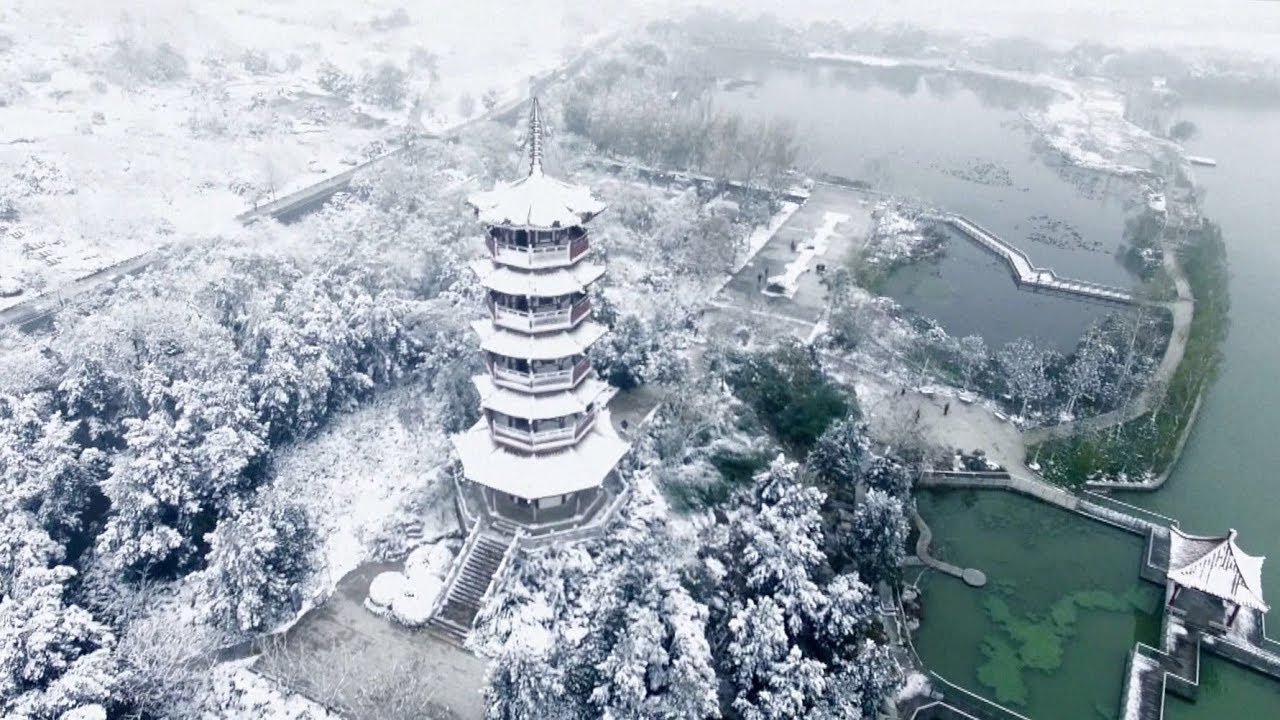 First snow brings the beauty of winter across China - YouTube