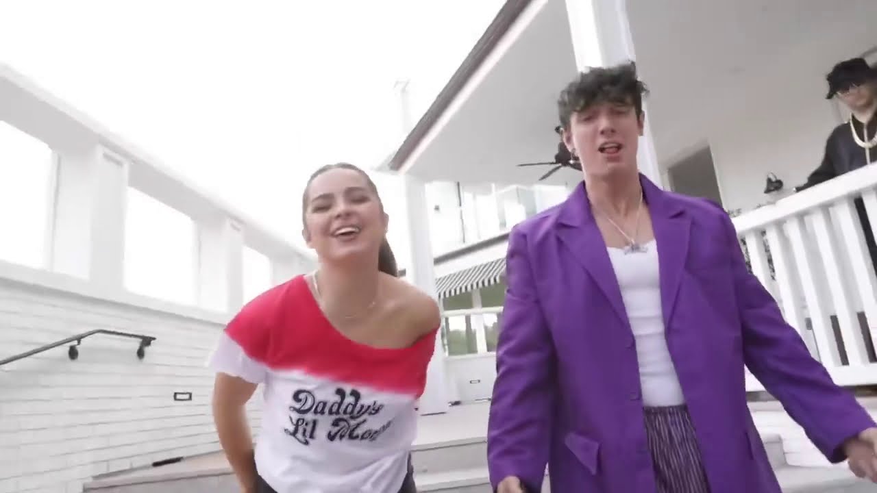 Addison Rae TWERKING in front of Bryce Hall - YouTube