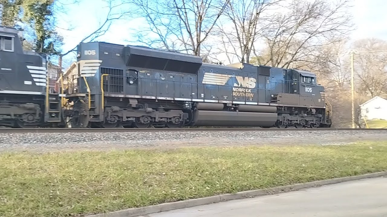 NS 1105 leads NS 28C Intermodal Train North at Cincinnati, OH - YouTube