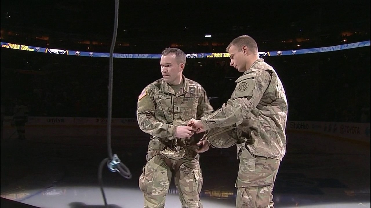 Soldier rappels from rafters to drop ceremonial puck in Buffalo - YouTube