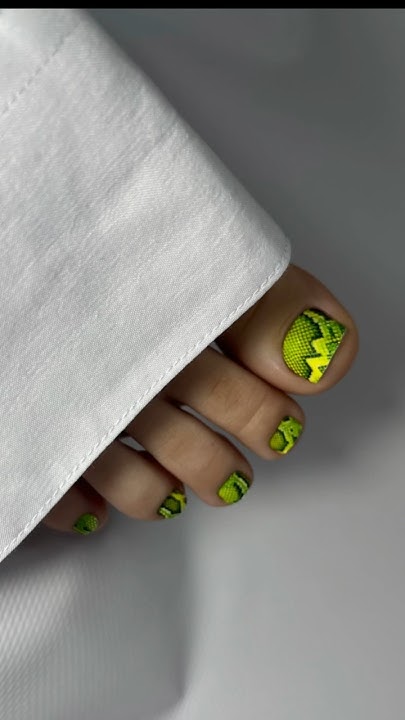 Самое безопасное и модное покрытие в педикюре это плёнки 😌 Nails