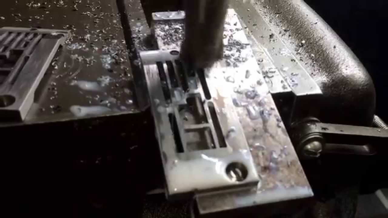 Confecionando varios troat plate para maquina singer doble aguja - YouTube