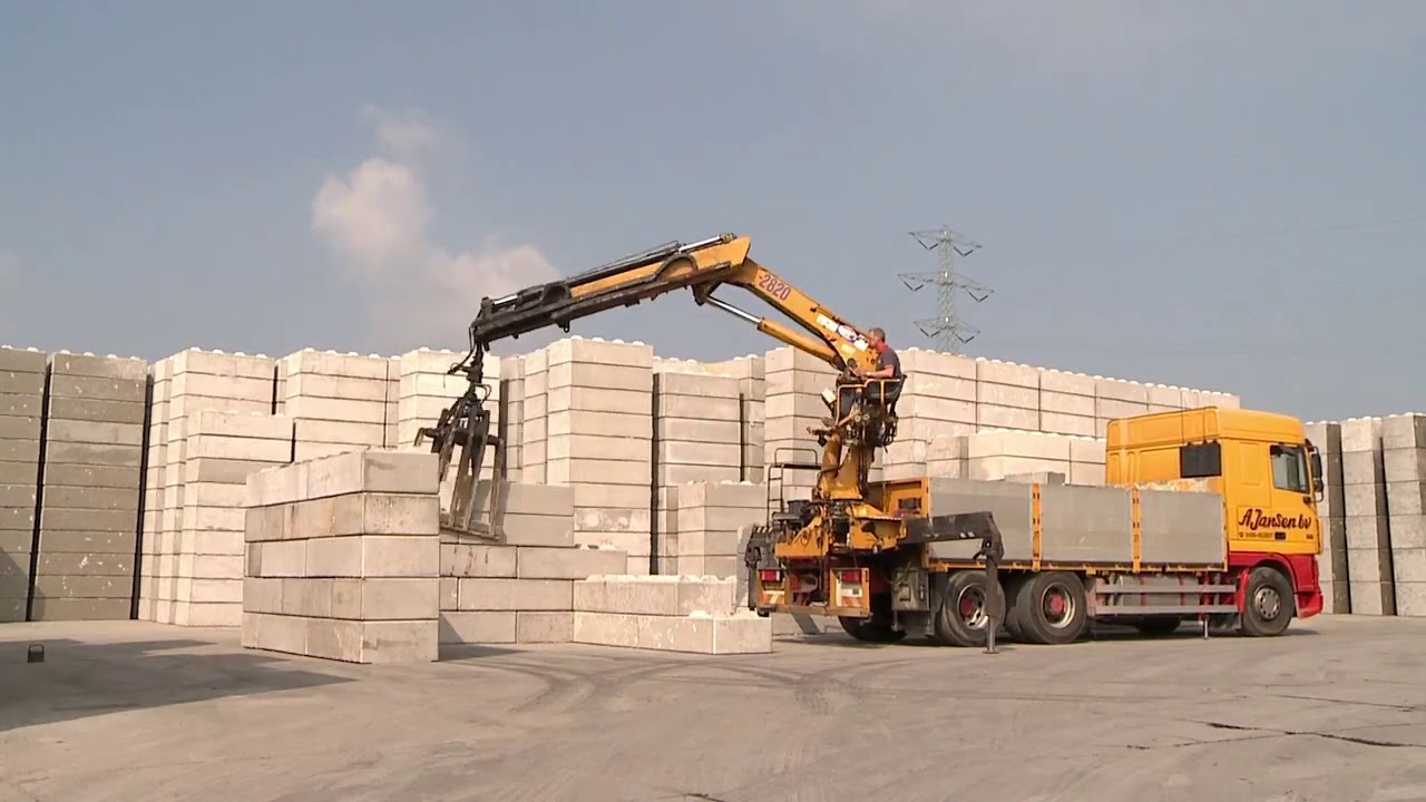 Building a wall straight from the truck / TBP Thai Blocks & Plates ...