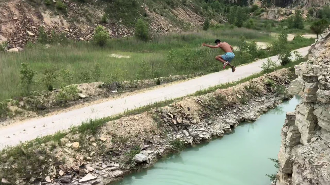 Naperville Quarry Cliff Jumping - YouTube