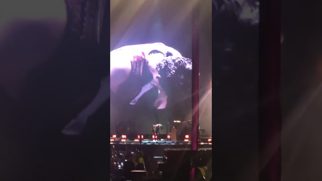 Shawn Mendes crying onstage in Mexico - YouTube