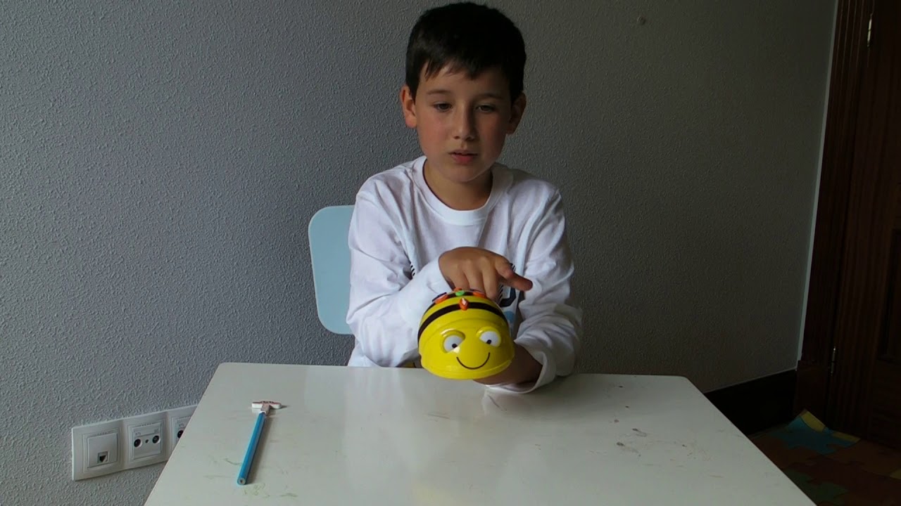 1-BEE-BOT KID's ROBOT REVIEW - YouTube