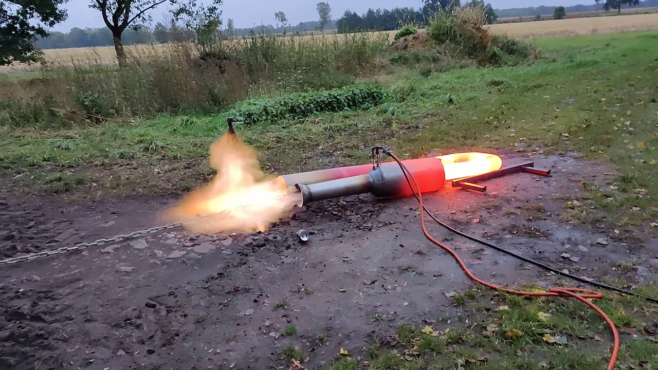 Big Pulsejet engine on 25% Nitromethane - YouTube