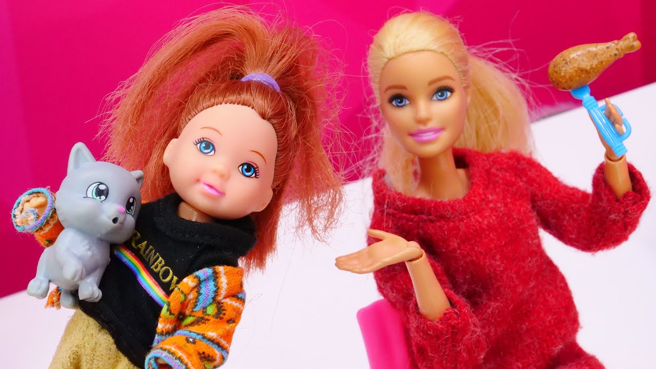 Barbie kuklası ve Evi kuklası Yılbaşı için hazırlıkları yapıyor. Barbie ...