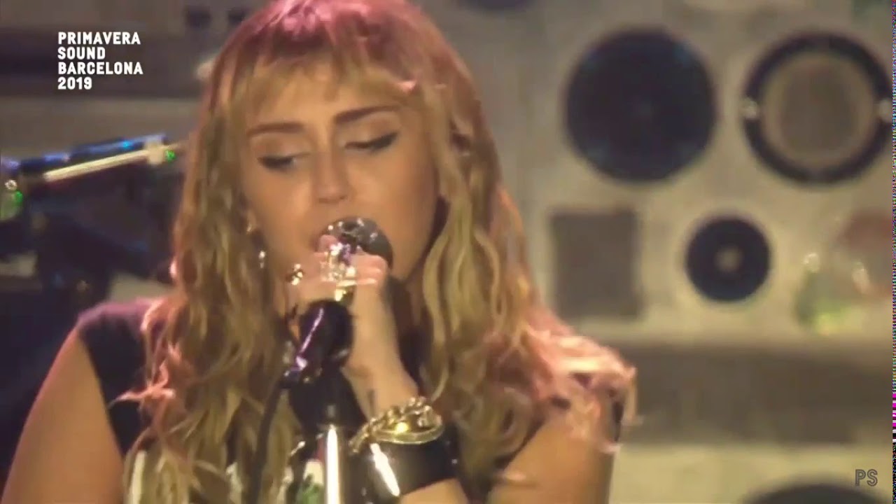 Miley Cyrus - Party Up The Street (Live Primavera Sound) - YouTube
