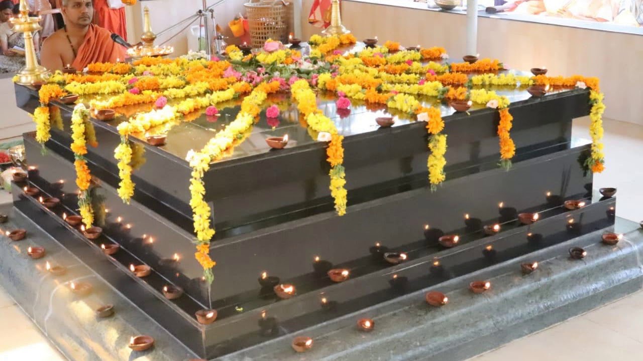 SWAMI NIRMALANANDA GIRI ¦ MAHASAMADHI ¦ 2-ND ANNIVERSARY - YouTube