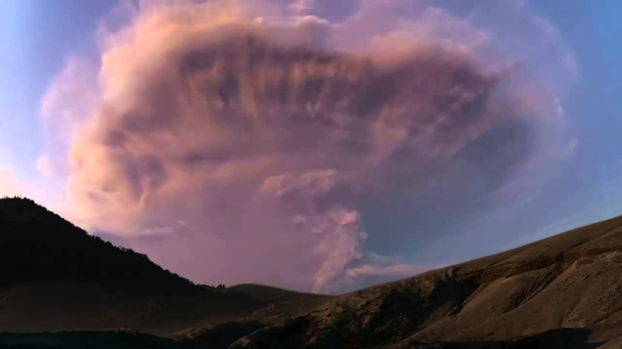 Incredible video of lightning inside a volcanic ash cloud in Patagonia ...