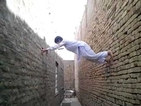 MAn climbing on between two walls amazingly - YouTube