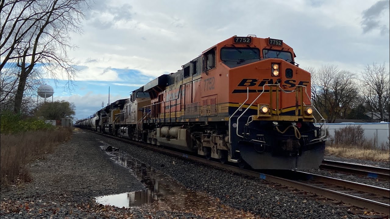 BNSF 7752 with a nice crisp K5HL leads eastbound in Chesterton with a nice lashup! 11/5/22 - YouTube