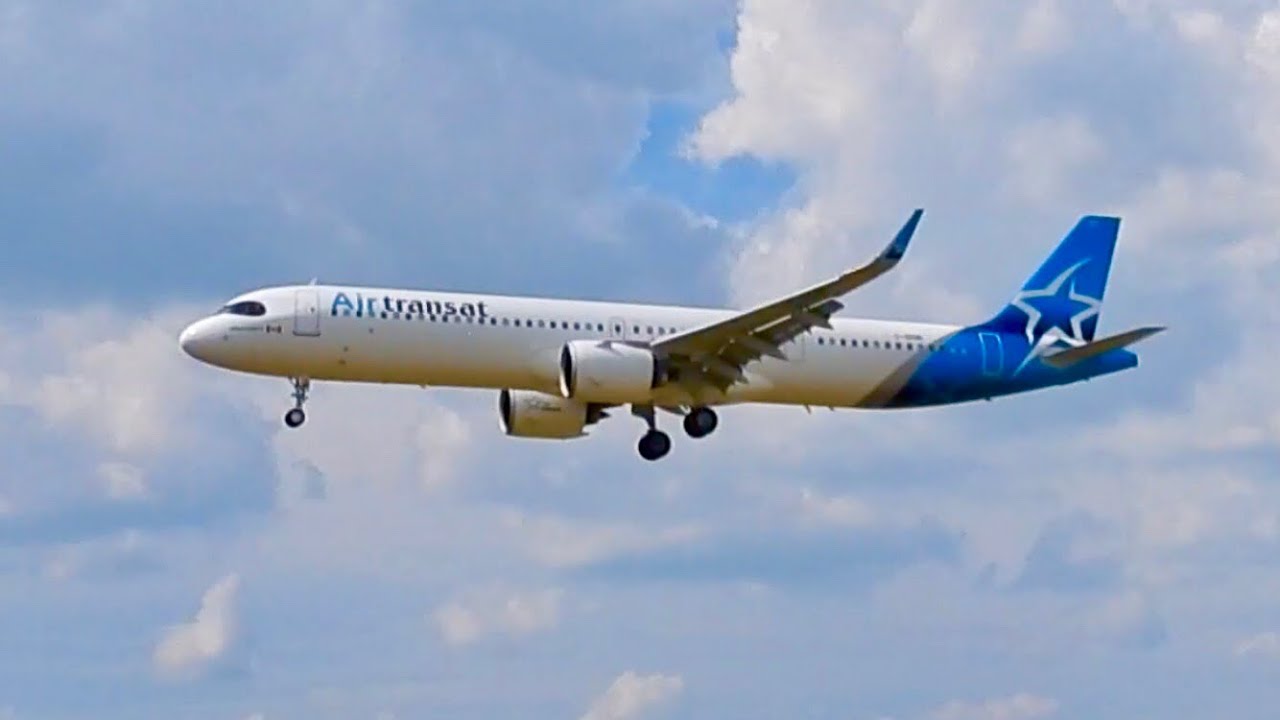 This Airbus A321 Balloons Before Landing - YouTube