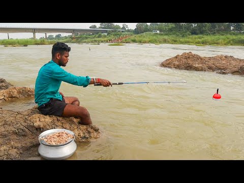 Fishing Video || Brave boy was able to catch fish in river by applying his best effective technique