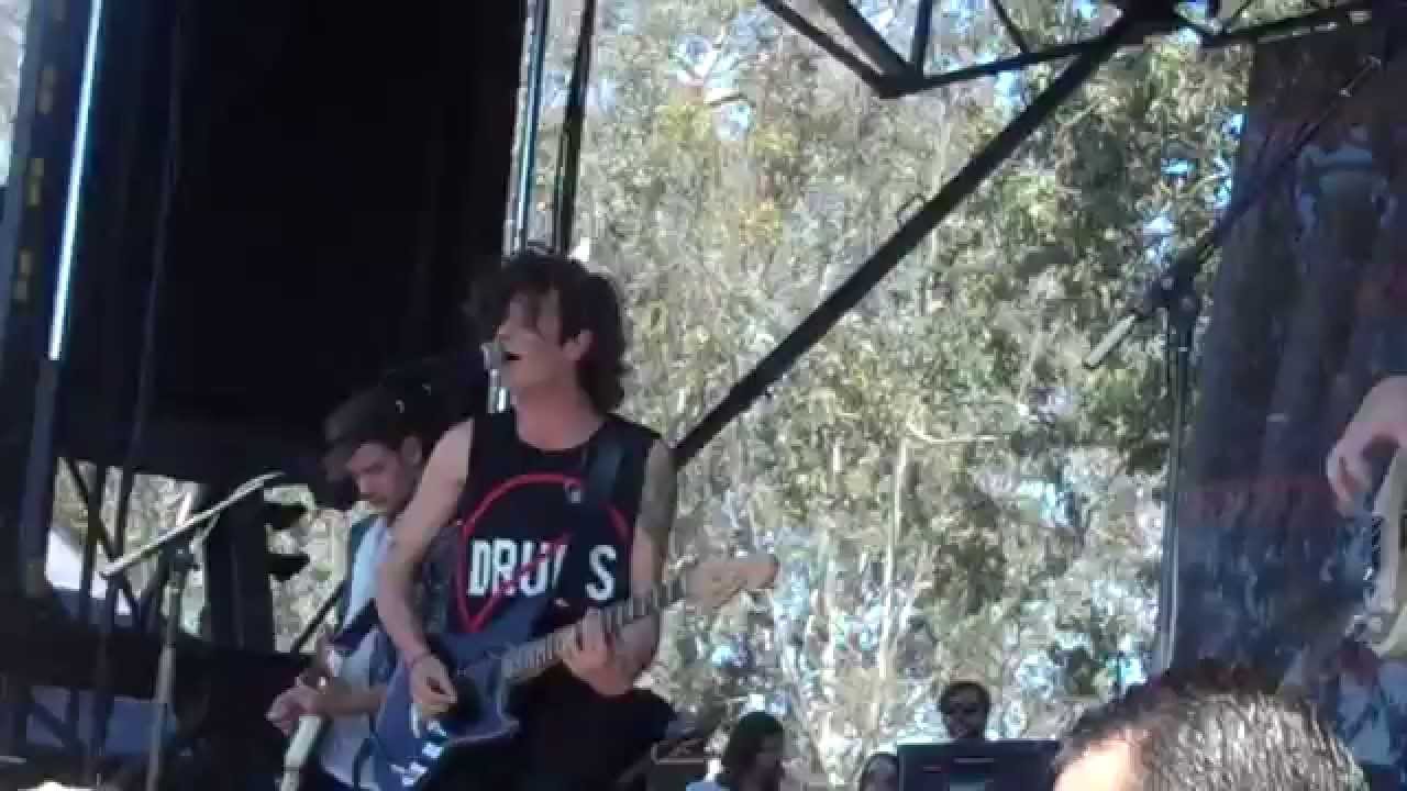 Heart Out (live) - The 1975 - YouTube