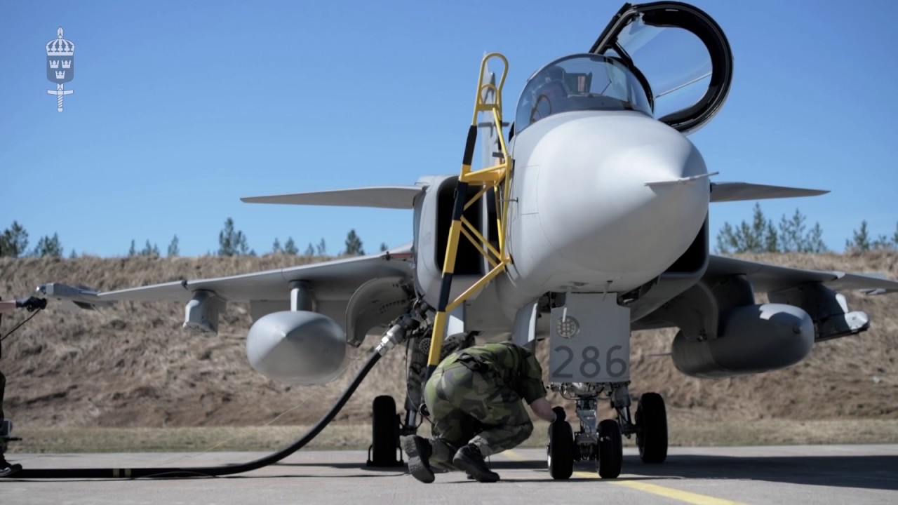 Flygtekniker håller JAS 39 Gripen i luften - YouTube