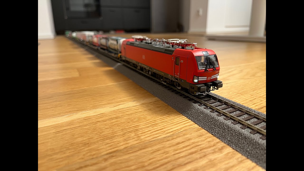 Br 193 mit gemischten KV-Zug/ Class 193 with mixed intermodal train ...