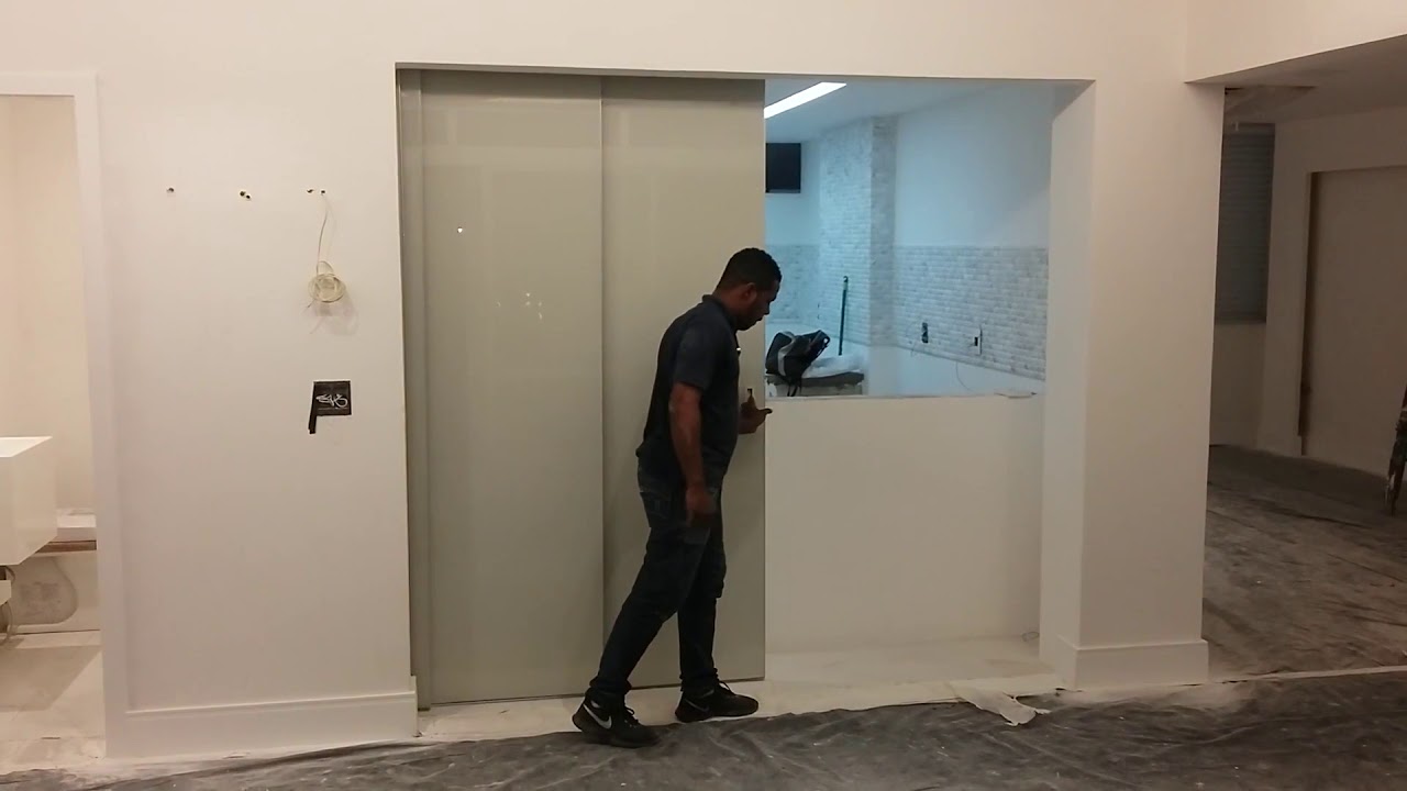 Porta de correr invisível - YouTube