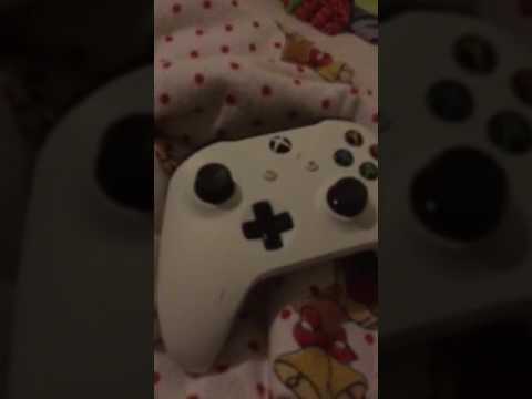 How to use Xbox 1s controller without batteries - YouTube