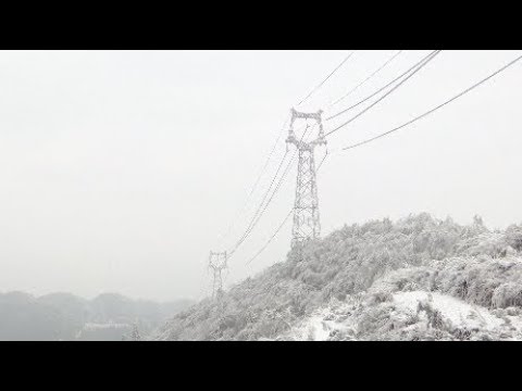 Electrical Workers De-ice Power Transmission Lines in Central China ...
