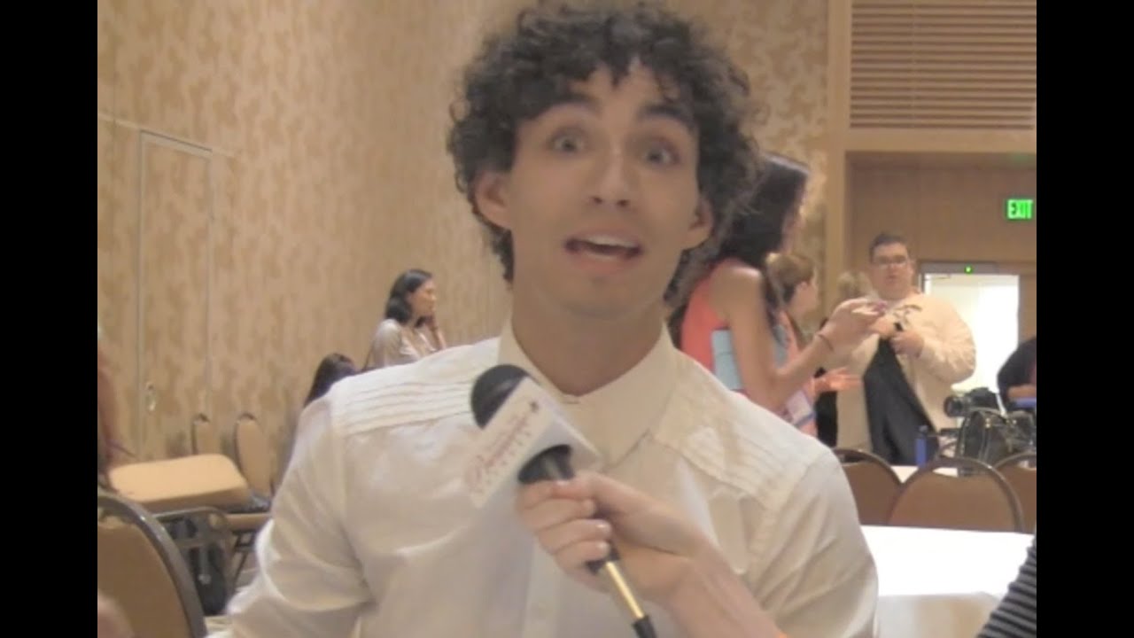 Robert Sheehan talks Simon of 'The Mortal Instruments' - YouTube